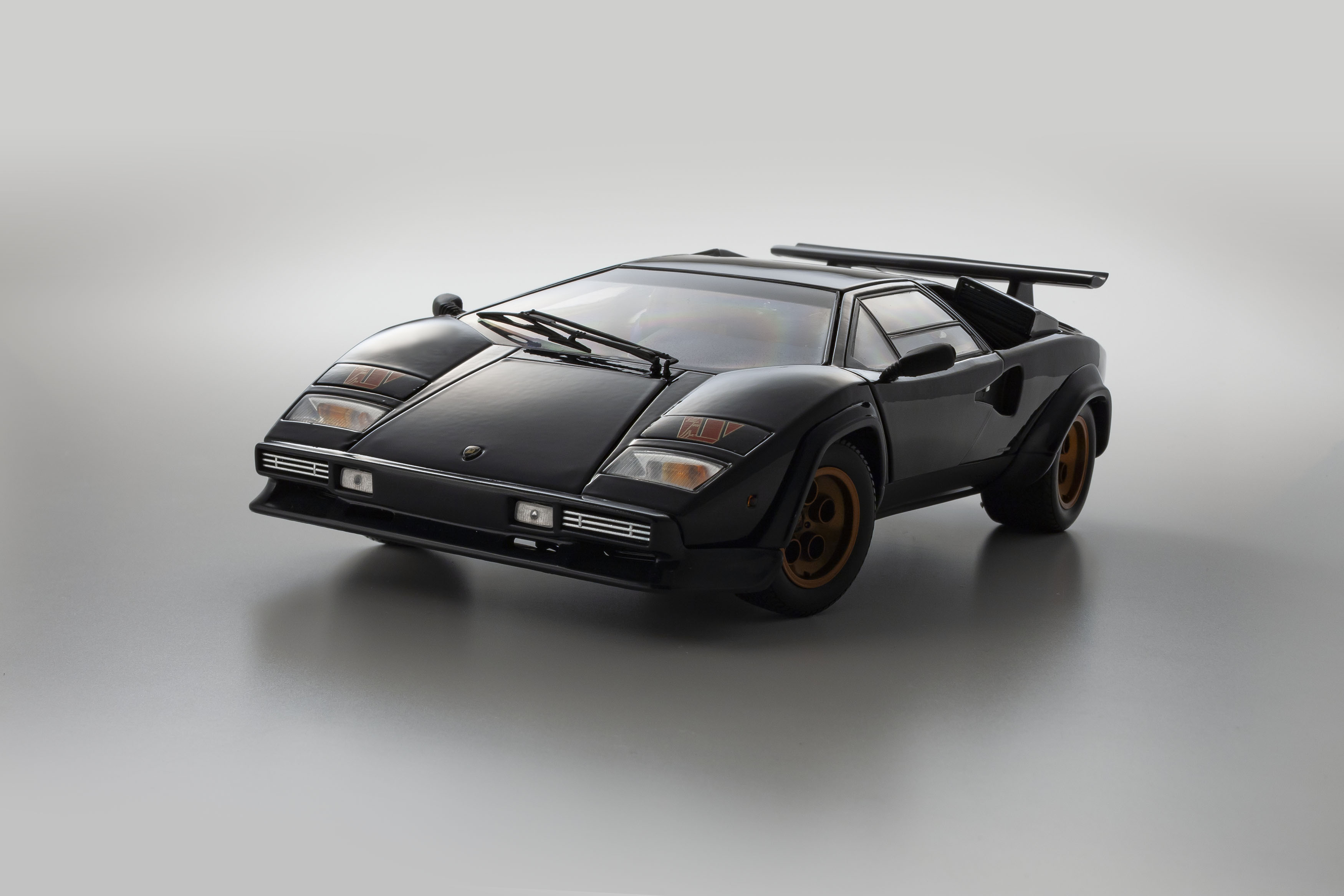 Kyosho KY8320D Lamborghini Countach "Walter Wolf"